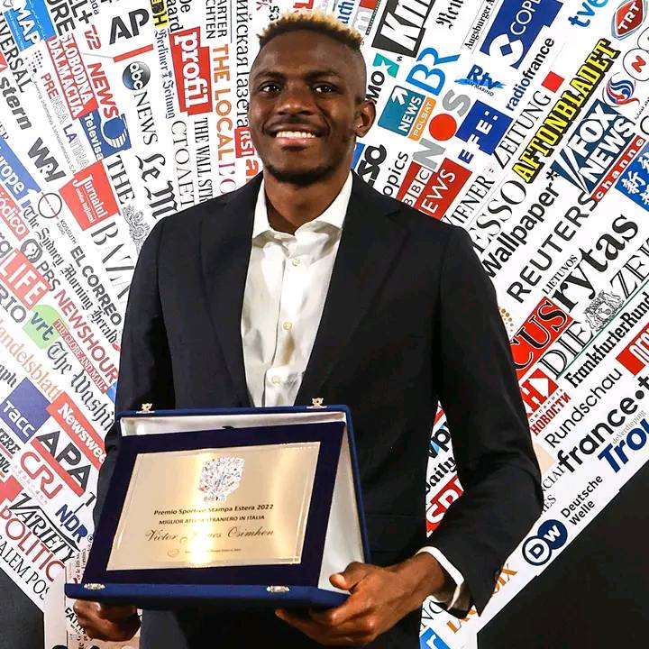 Victor Oshimen élu meilleur athlète étranger en Seri A – Bel7 Infos