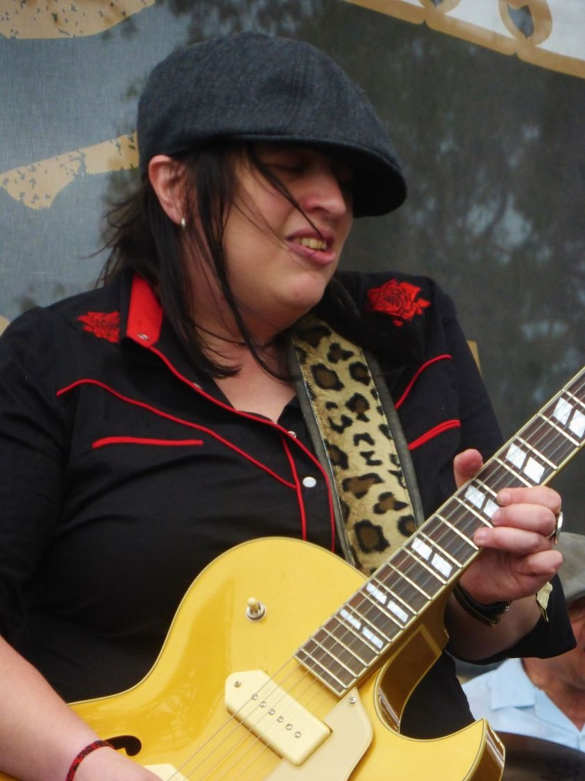 Laura Chavez receiving the BMA award for best guitarist – Bel7 Infos